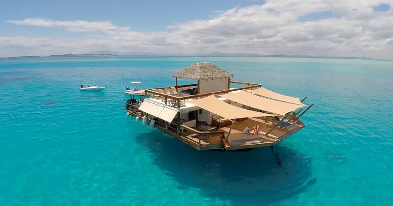 This Floating Bar In The Blue Waters Of Fiji Is What Every Mans Dreams ...