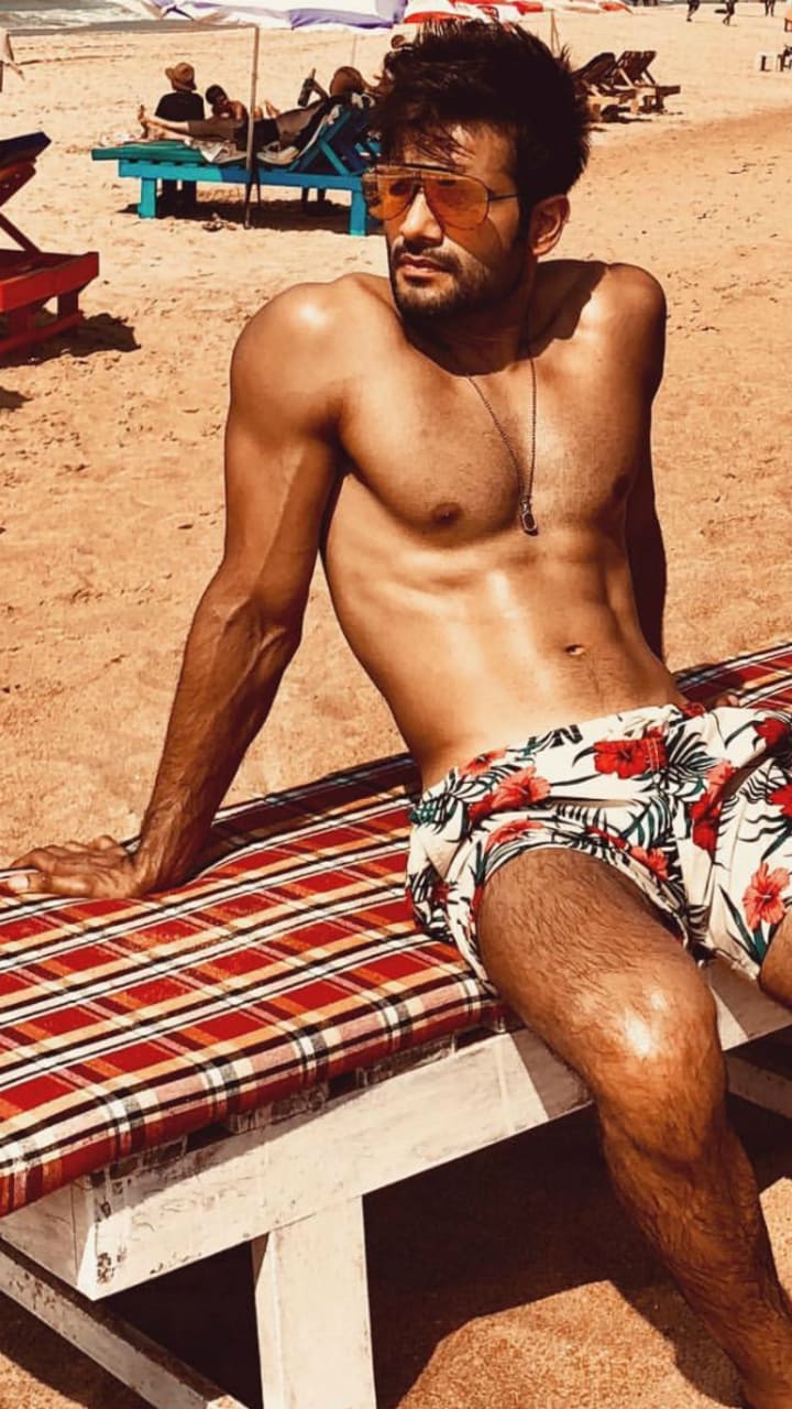 karan tacker physique