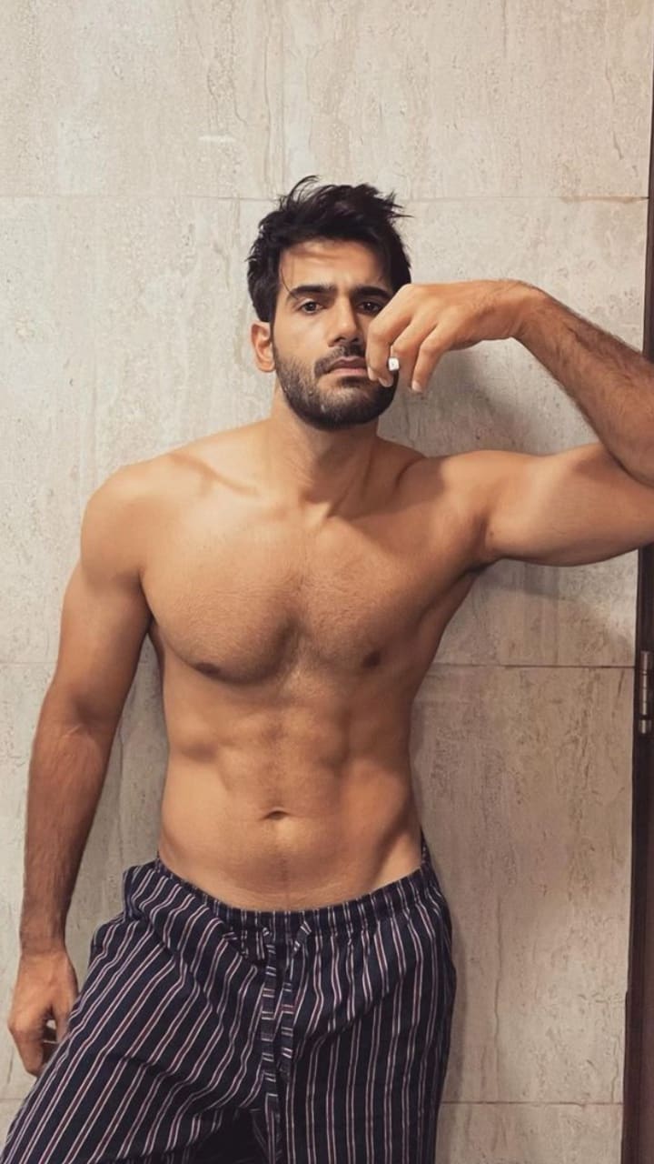 karan tacker physique